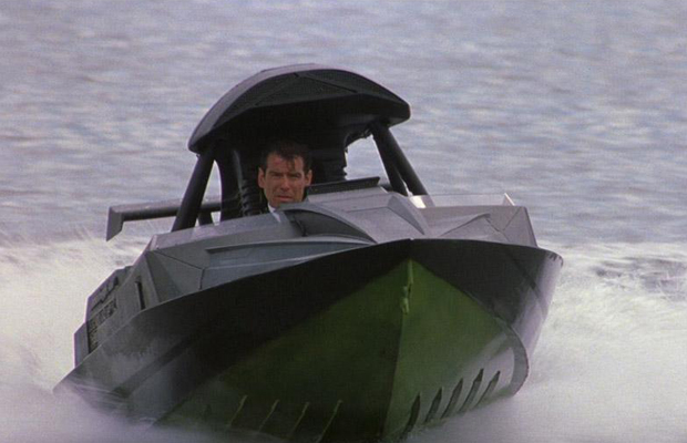 Le hors-bord de James Bond dans Le monde ne suffit pas est à vendre ... Le hors-bord de James Bond dans Le monde ne suffit pas est à vendre ...