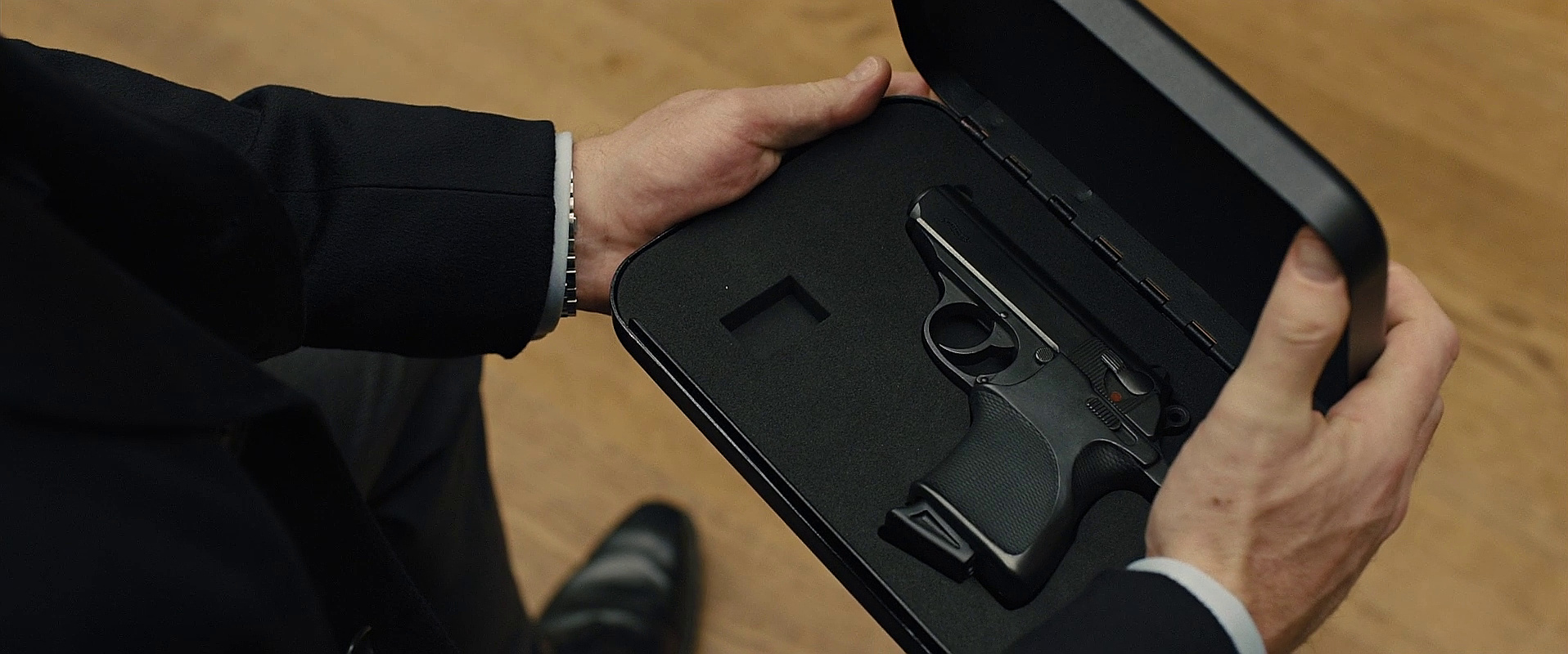 Des gants à 1 million de dollars pour Daniel Craig dans Skyfall ! | Spotern